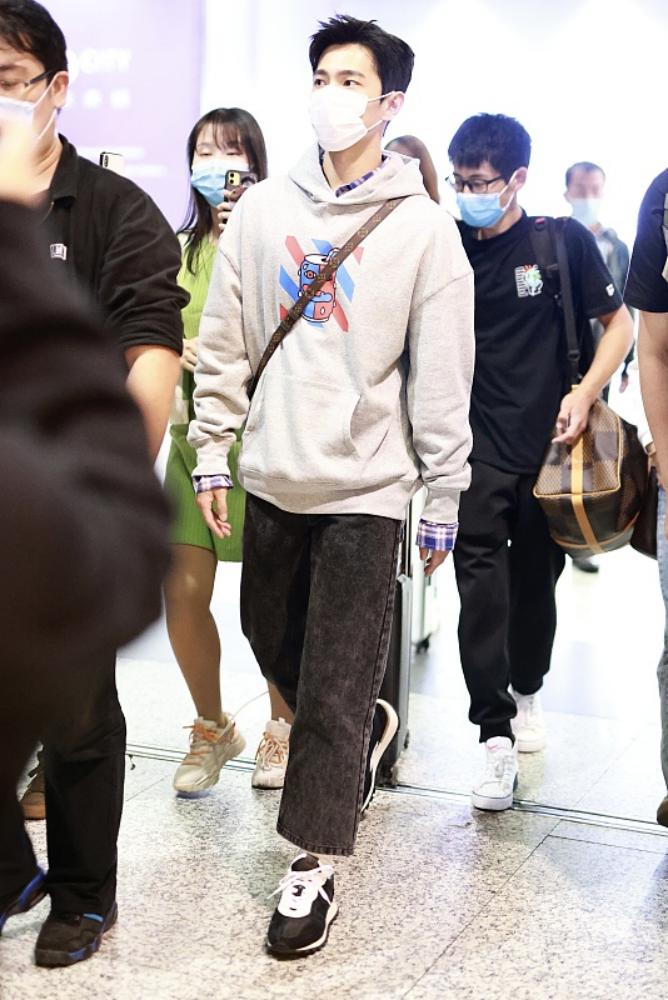 Yang Yang is still quite juvenile, wearing a sweater reduces his age by ...