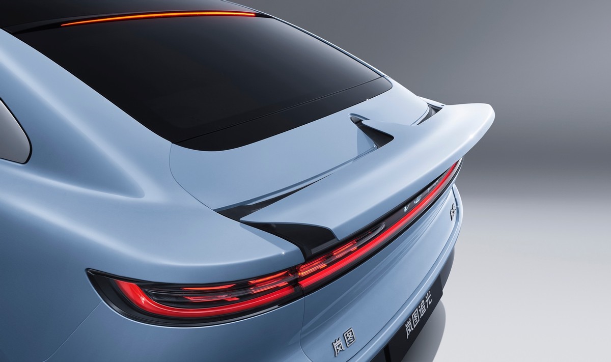 Looks cool and practical, you may need such an electric rear spoiler ...