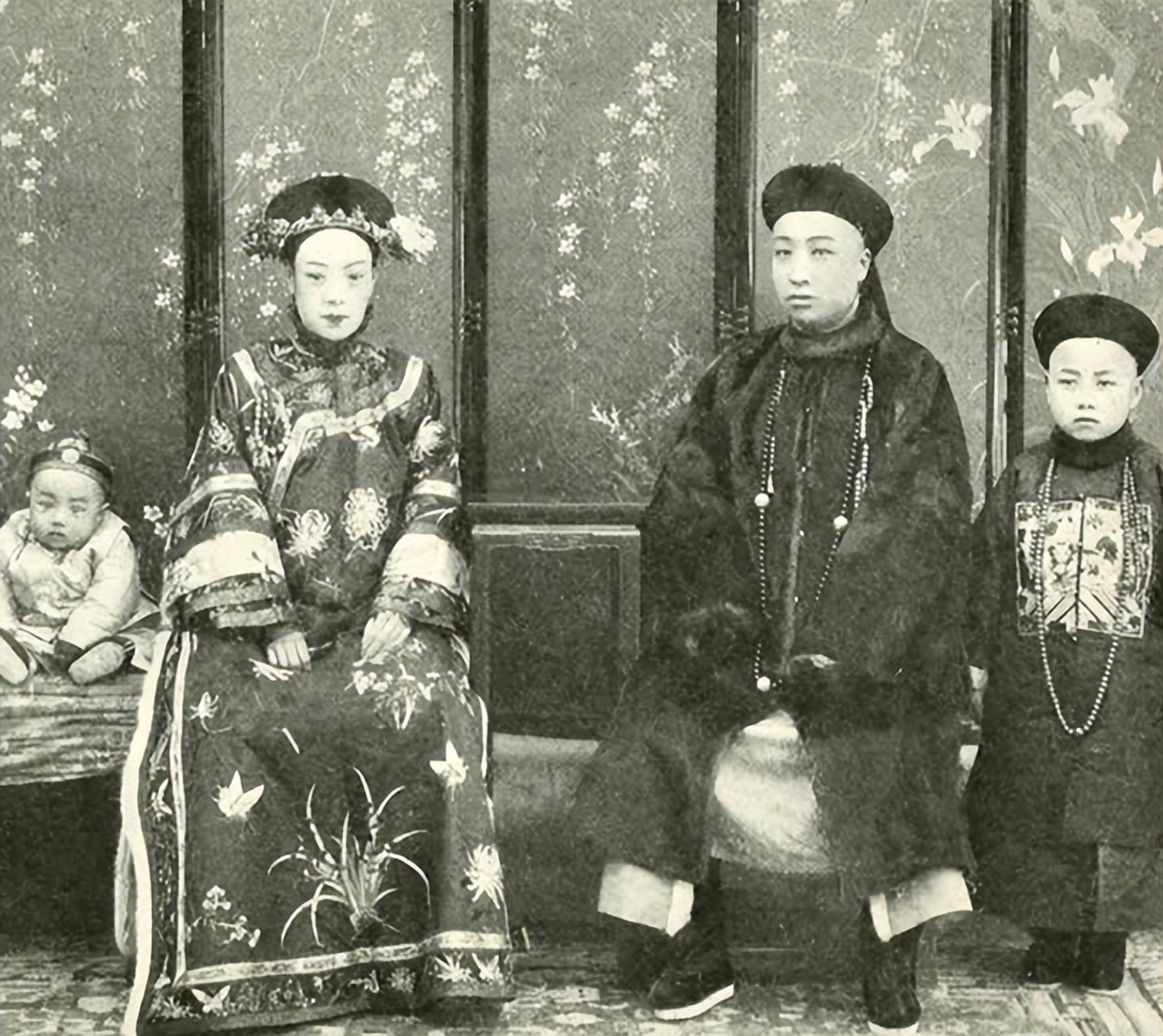 In the late Qing Dynasty: the concubine stood and dressed up for the ...