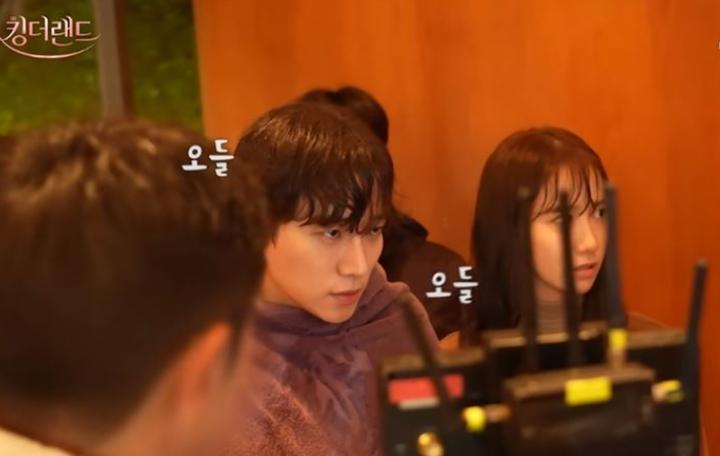 Li Junhao and Yuna's passionate kiss scene was exposed behind the scenes. Are they good friends ...