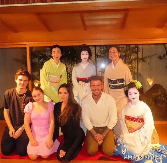 The Beckham family toured Tokyo and "kneeled" when they took a photo ...