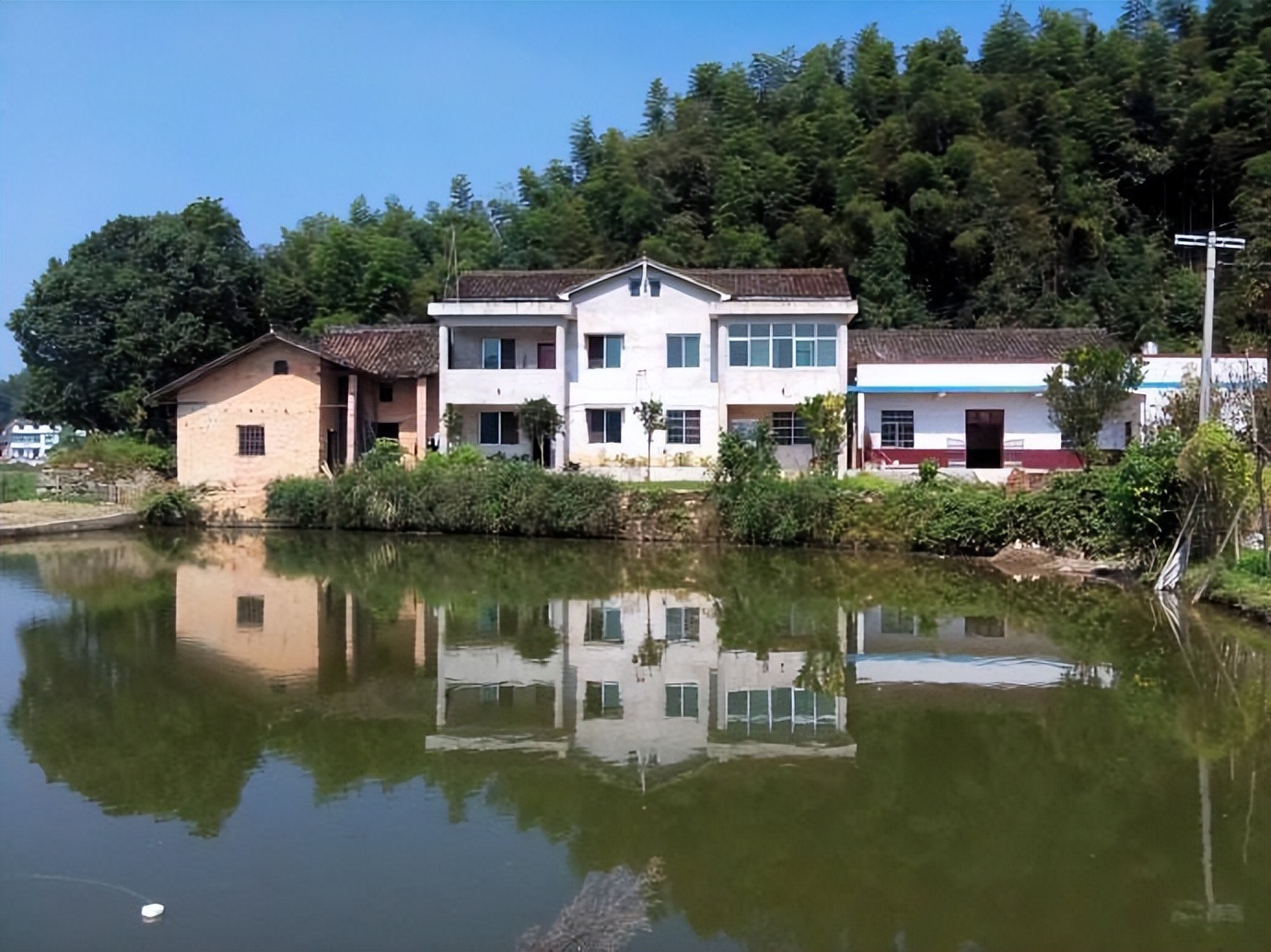 "The two ponds in front of the gate are like a big tomb, and the three ...