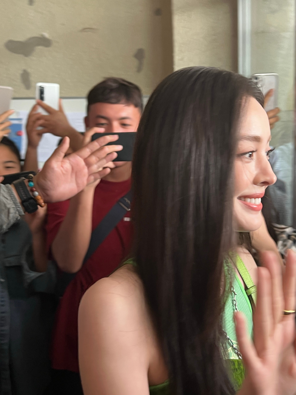 Nazha returned to her alma mater in Xinjiang and released a picture of ...