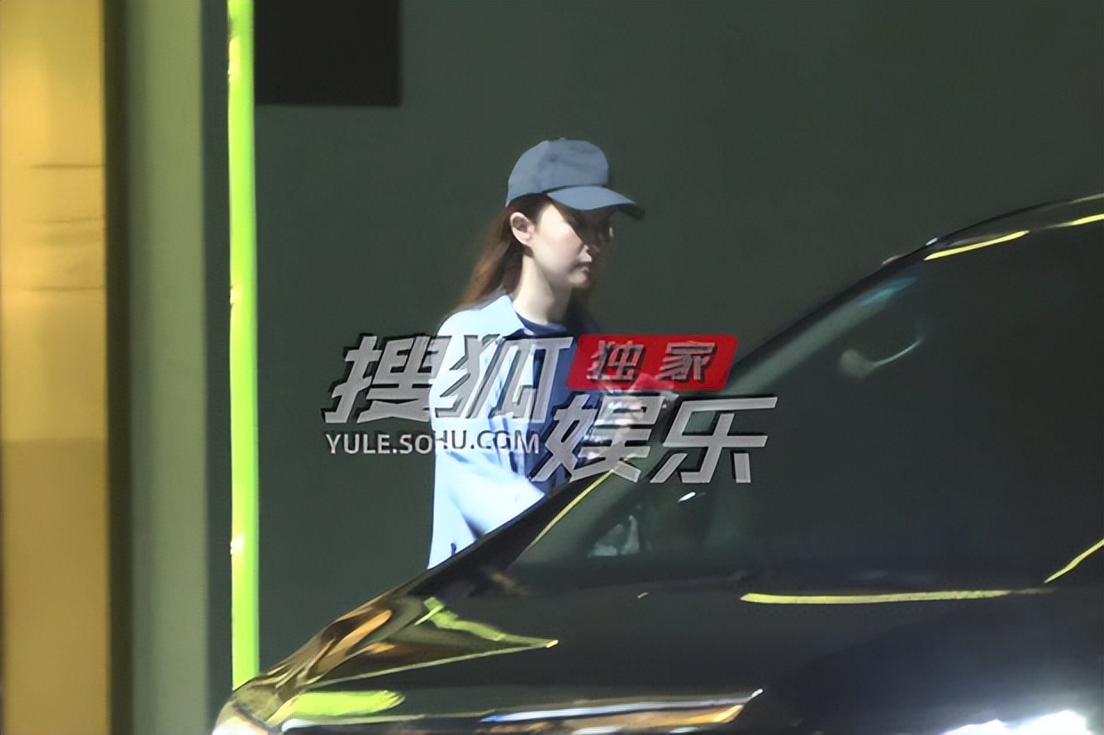 Liu Yifei went back to the hotel after her treatment and looked very ...