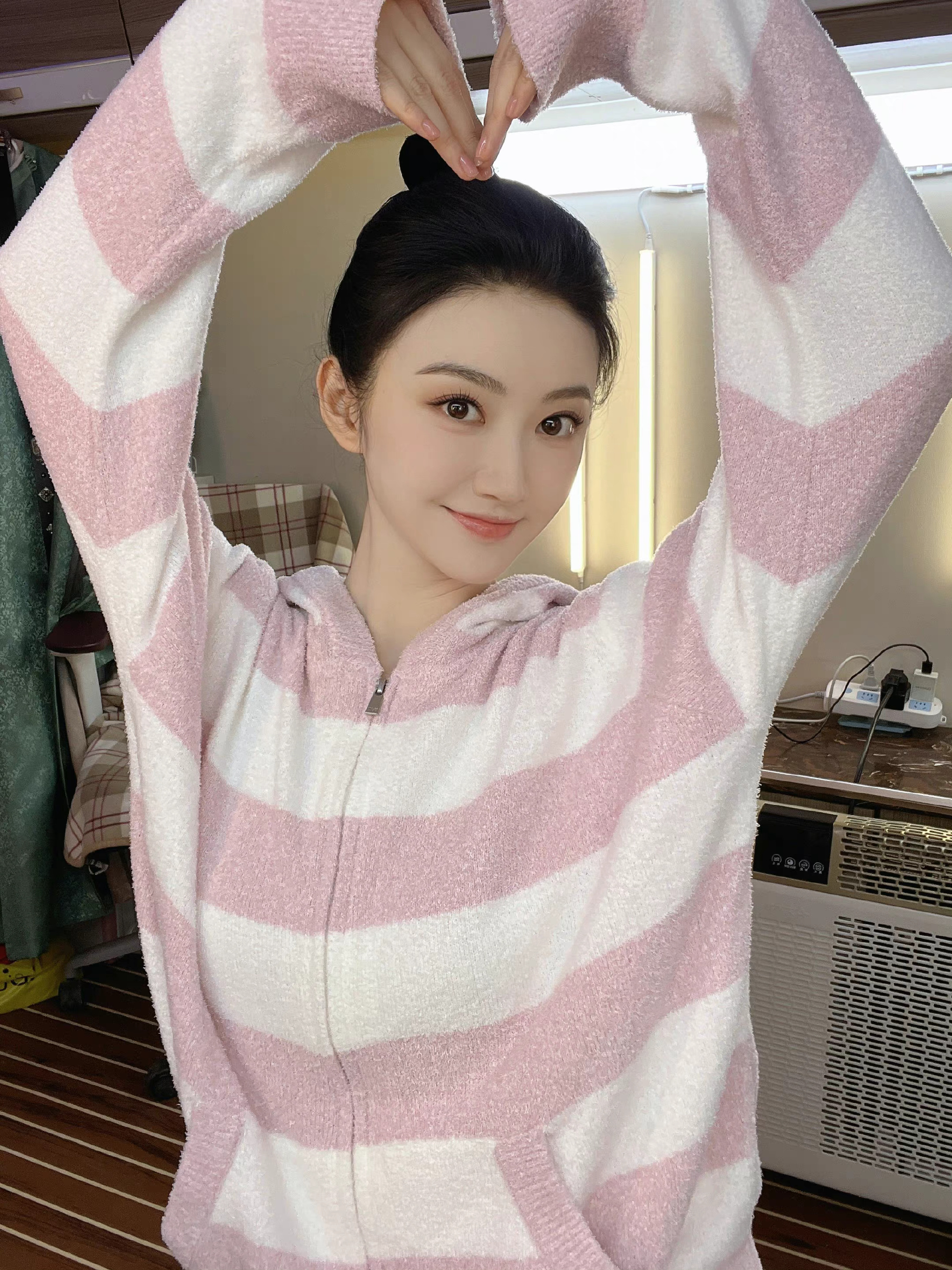 Jing Tian has changed a lot. She wears a pink striped knitted sweater ...