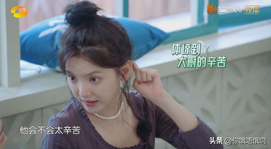 Huang Xiaoming and Yin Tao insisted on trying the dishes. Chef Zhan ...