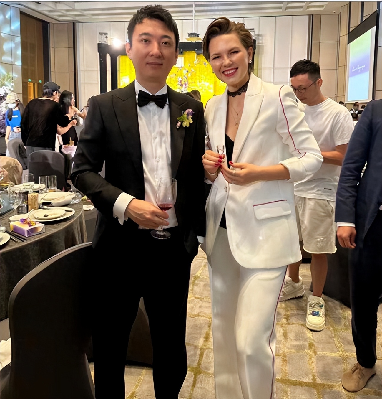 Wang Sicong and "Mrs. Caviar" are in the same frame, and netizens ...