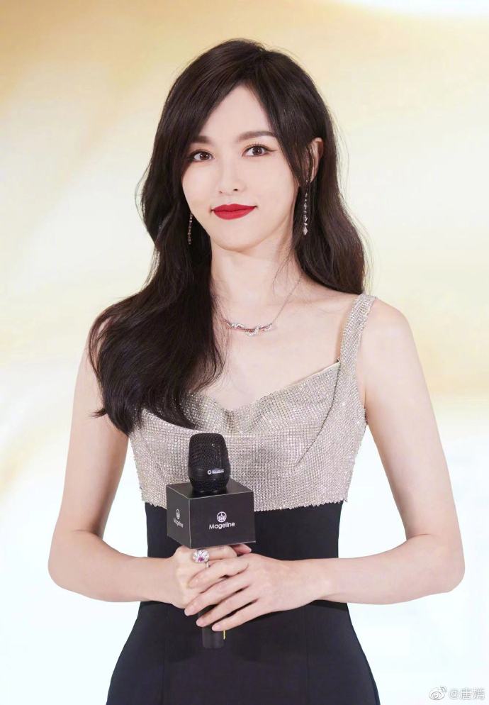 Luo Jin is so lucky, Tangtang wore a black slim dress showing perfect curves, glamorous and ...