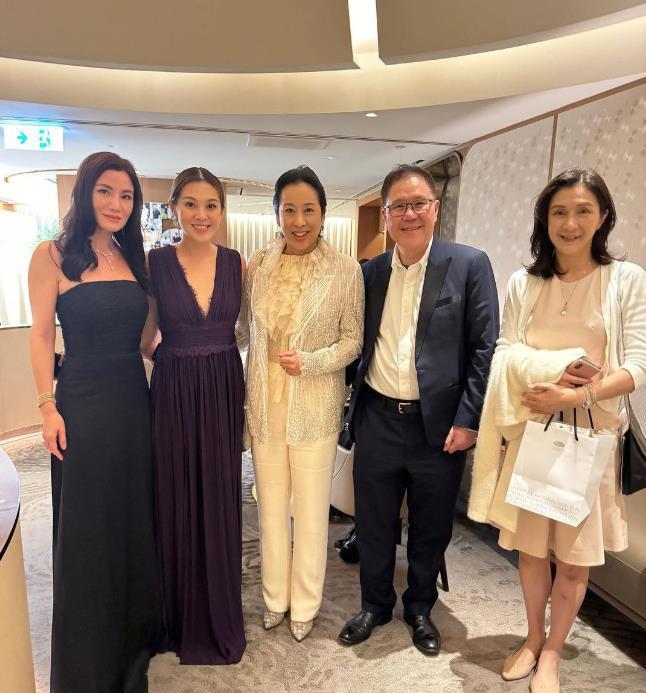 65-year-old Lingling Chu attended a wealthy party! Wearing pure white ...