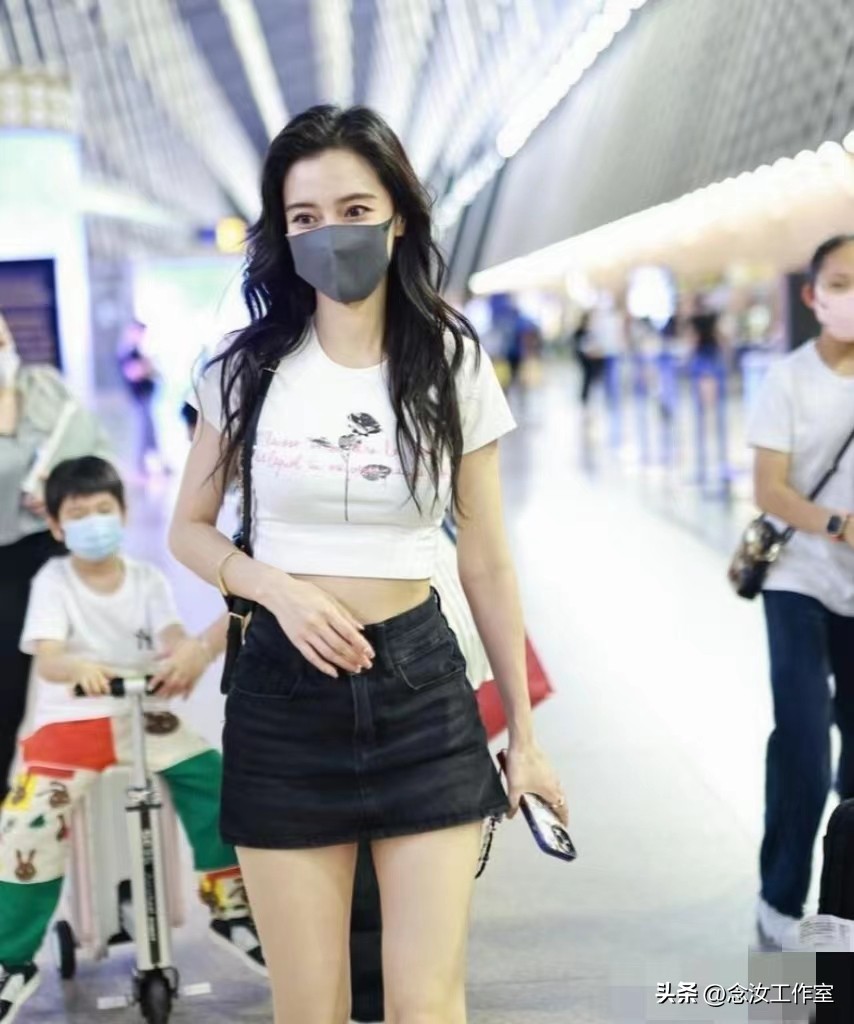 Yang Ying took her son to Paris to watch the show, and the 6-year-old Xiaosong loves to play in ...