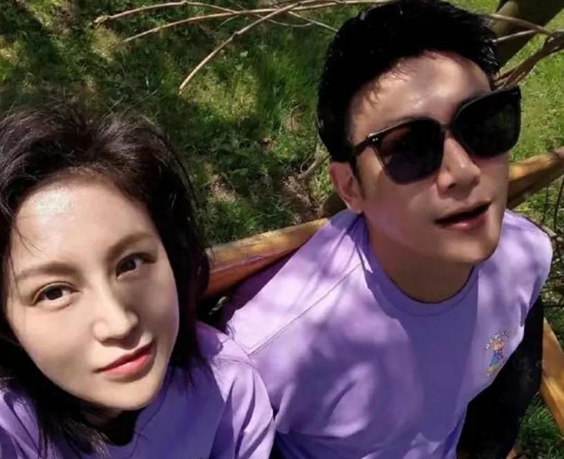 Miniskirts and long legs, this is Lu Yi's happiness. - iMedia