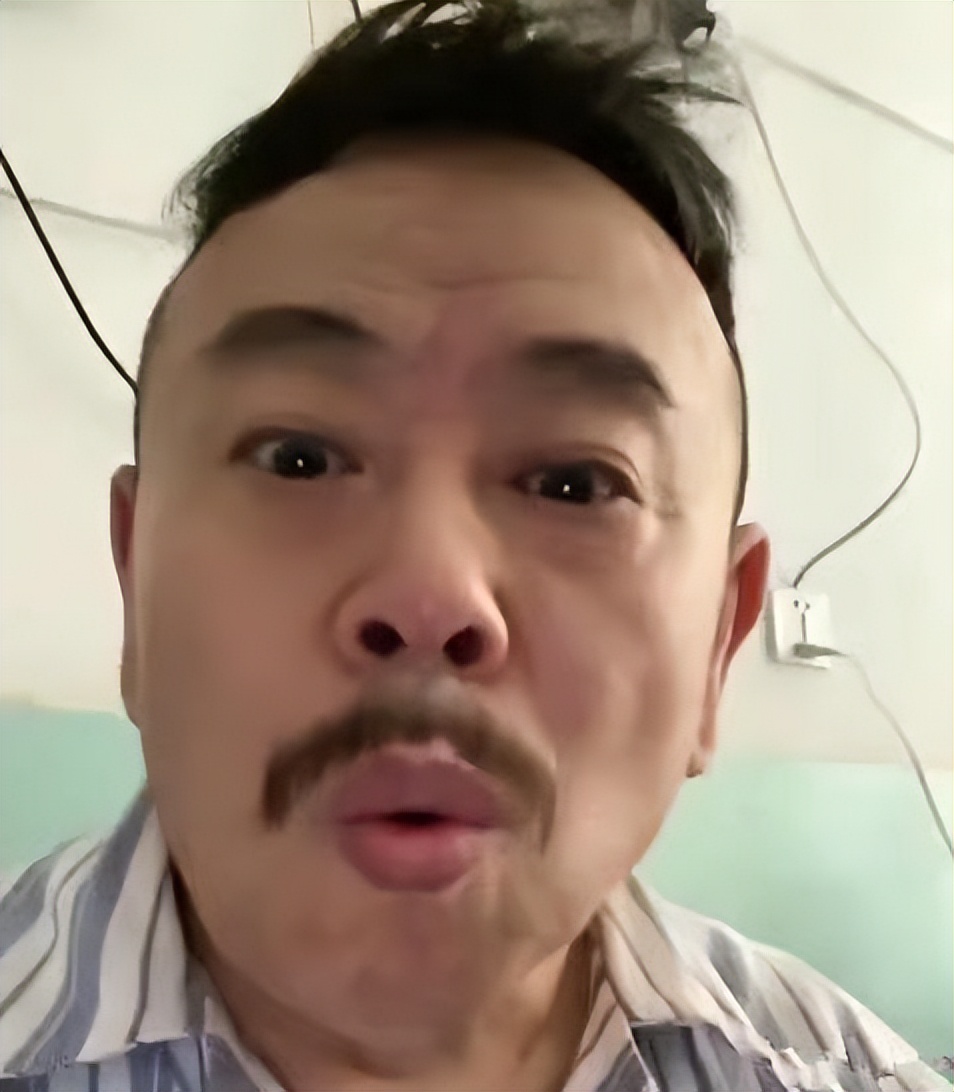 Pan Changjiang appeared in the hospital wearing a hospital gown ...