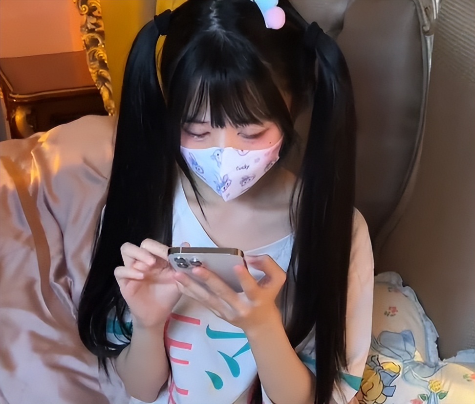 Internet celebrity Cai Luoli is playing around?Exposure of leggings caused controversy, netizens ...