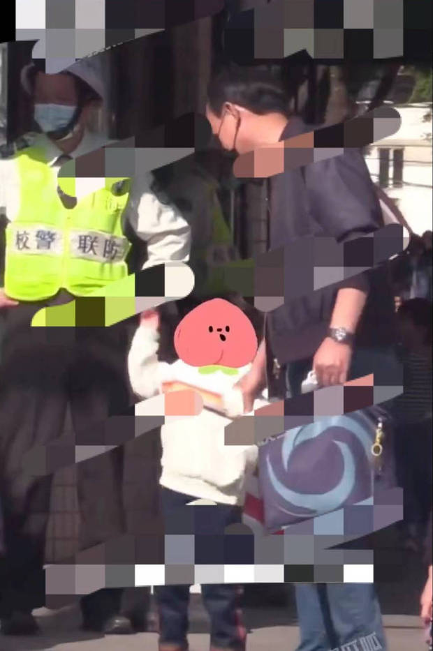 Tang Yan's father picks up his granddaughter from school, Xiao Xiaotang ...