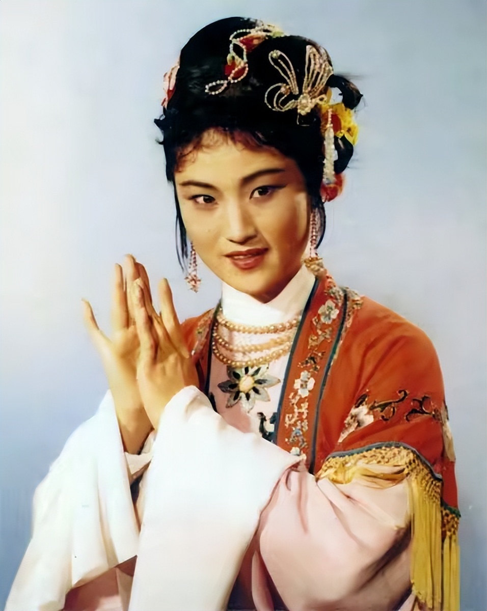 94-year-old "Sister Lin" aged gracefully, with silver hair and a Tang ...