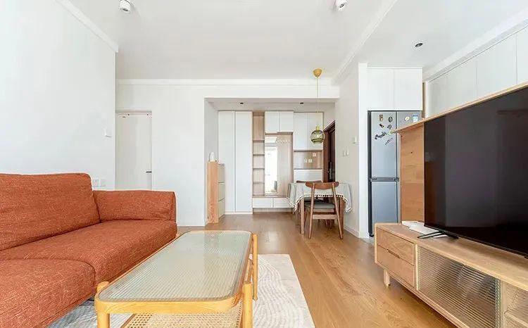 This 46 square meter one-bedroom apartment looks so clean and warm, and ...