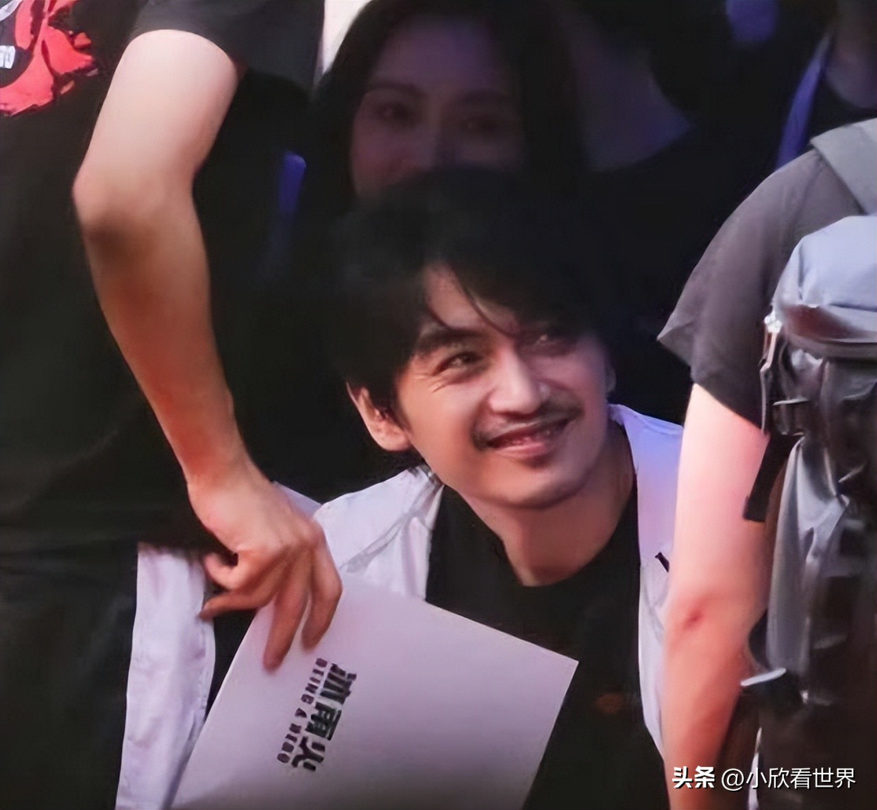 Chen Xiao's new drama starts and takes a group photo, her petite body ...