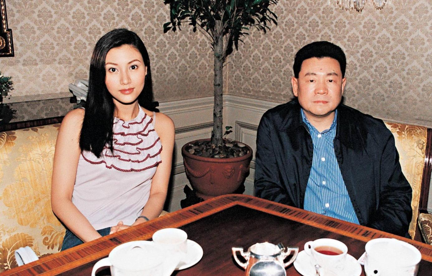 Li Jiaxin posted a group photo of the couple during the New Year ...