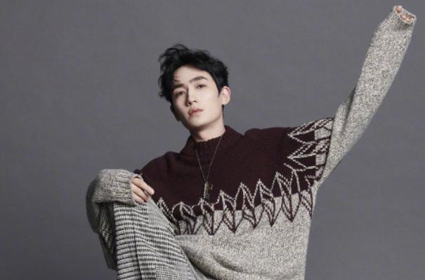 Zhu Yilong's latest inch photo!Not only exposed his handsome face!The ...