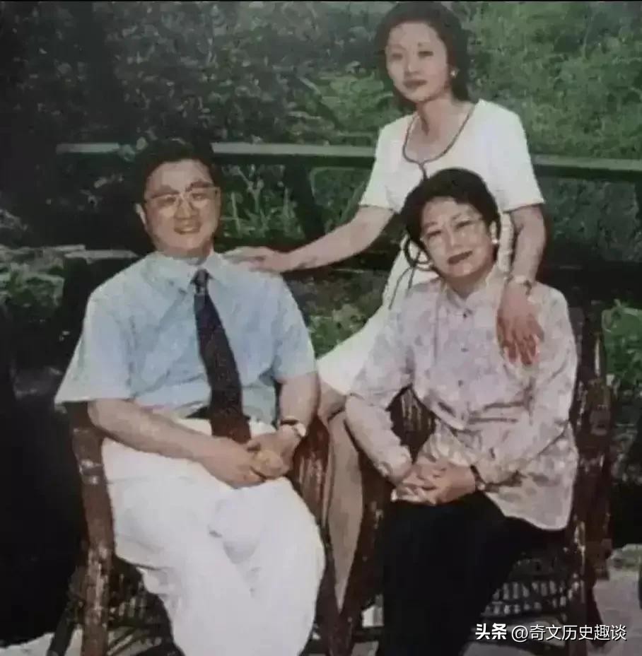 In the 1990s, a rare photo of Huang Ju and her family. His wife is ...