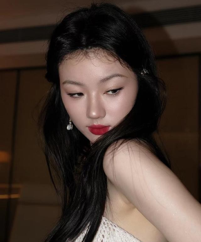 The regrettable Huang Xiaoyun and the latecomer Shan Yichun, how can a singer become more ...