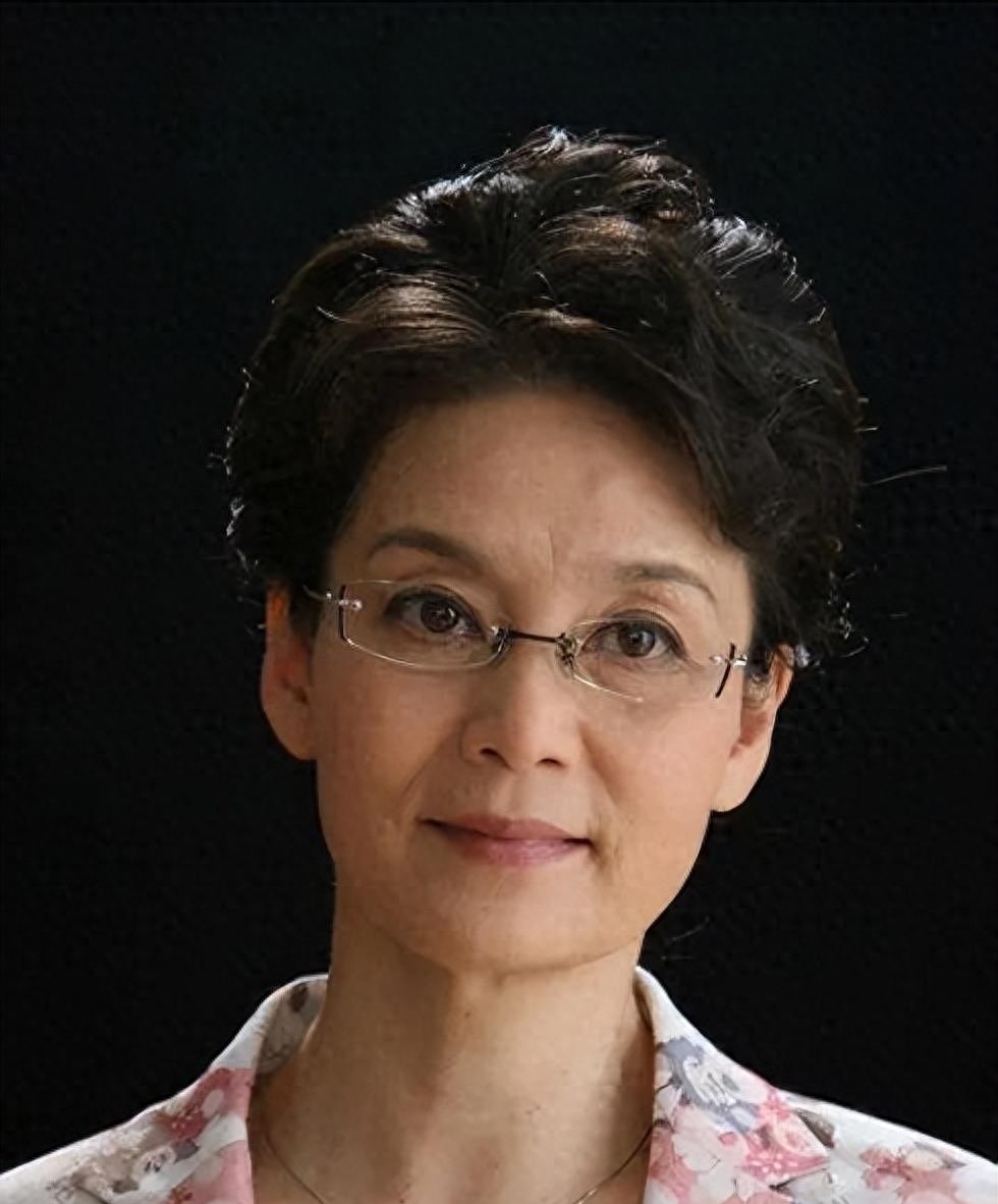 In order to marry CCTV host Wang Xiaoya, she divorced actress Pan Hong ...