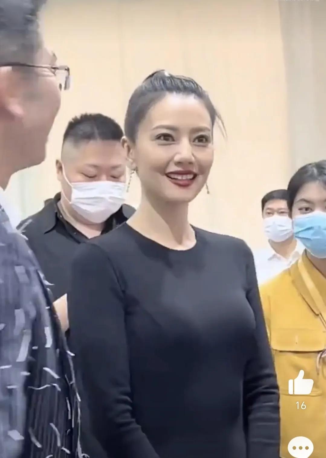 A recent photo of Gao Yuanyuan's daughter was exposed! Combing double ponytails is small and ...