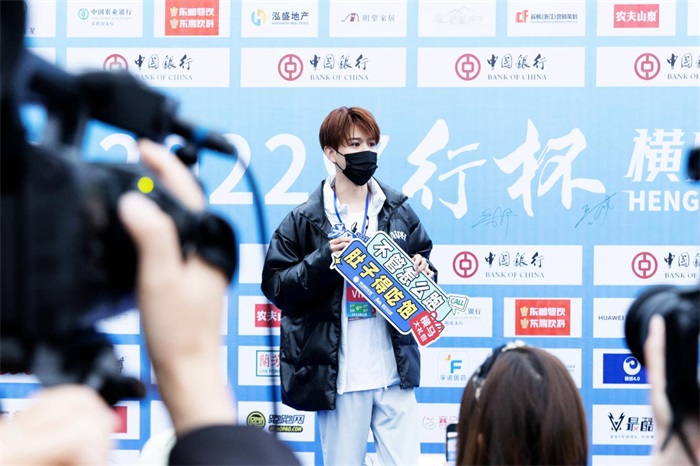 Yuedong Marathon, young actor Meng En participated in the Hengdian ...