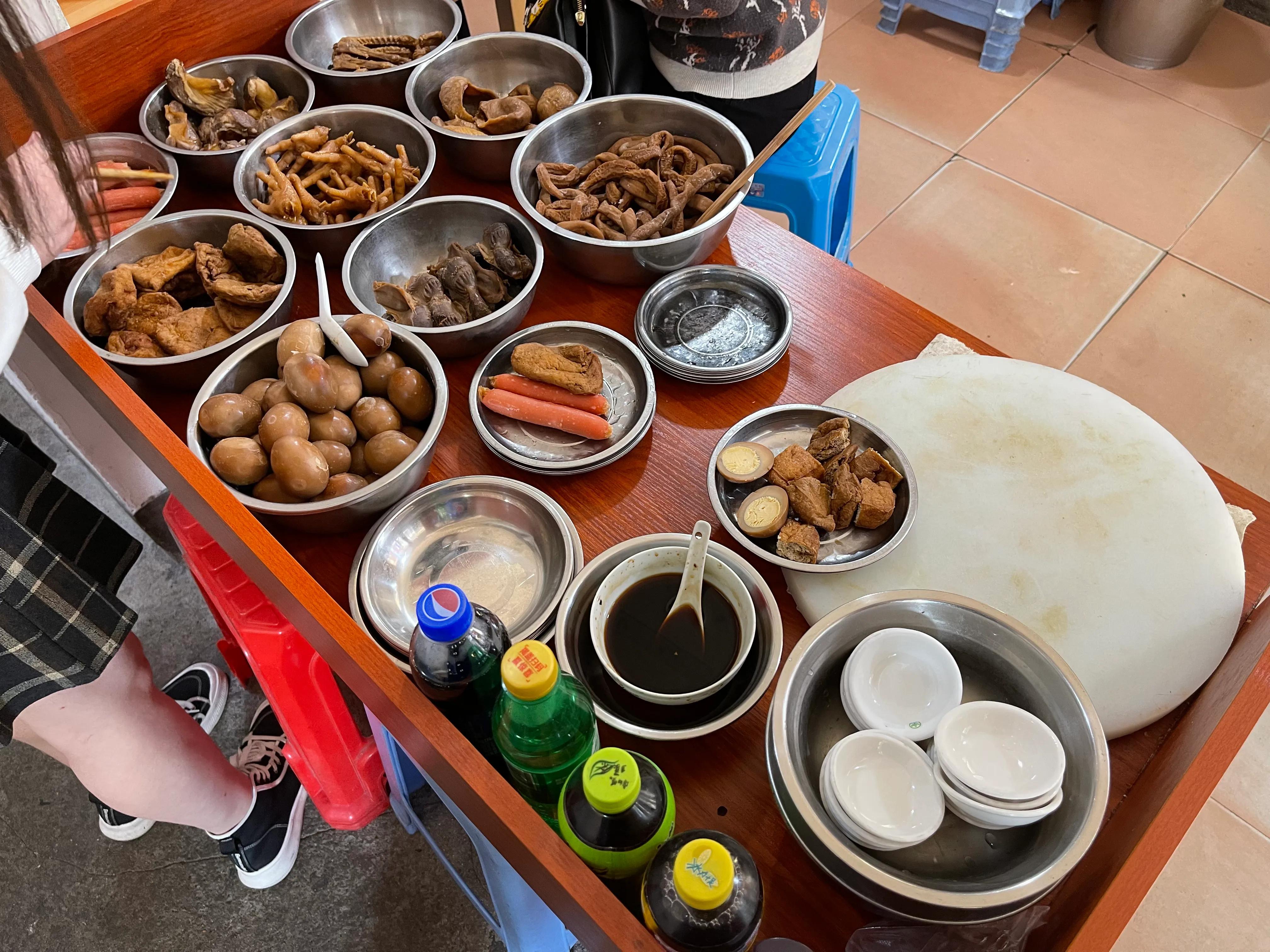 This noodle shop in Lianjiang, Fuzhou, is well known. Their noodle ...