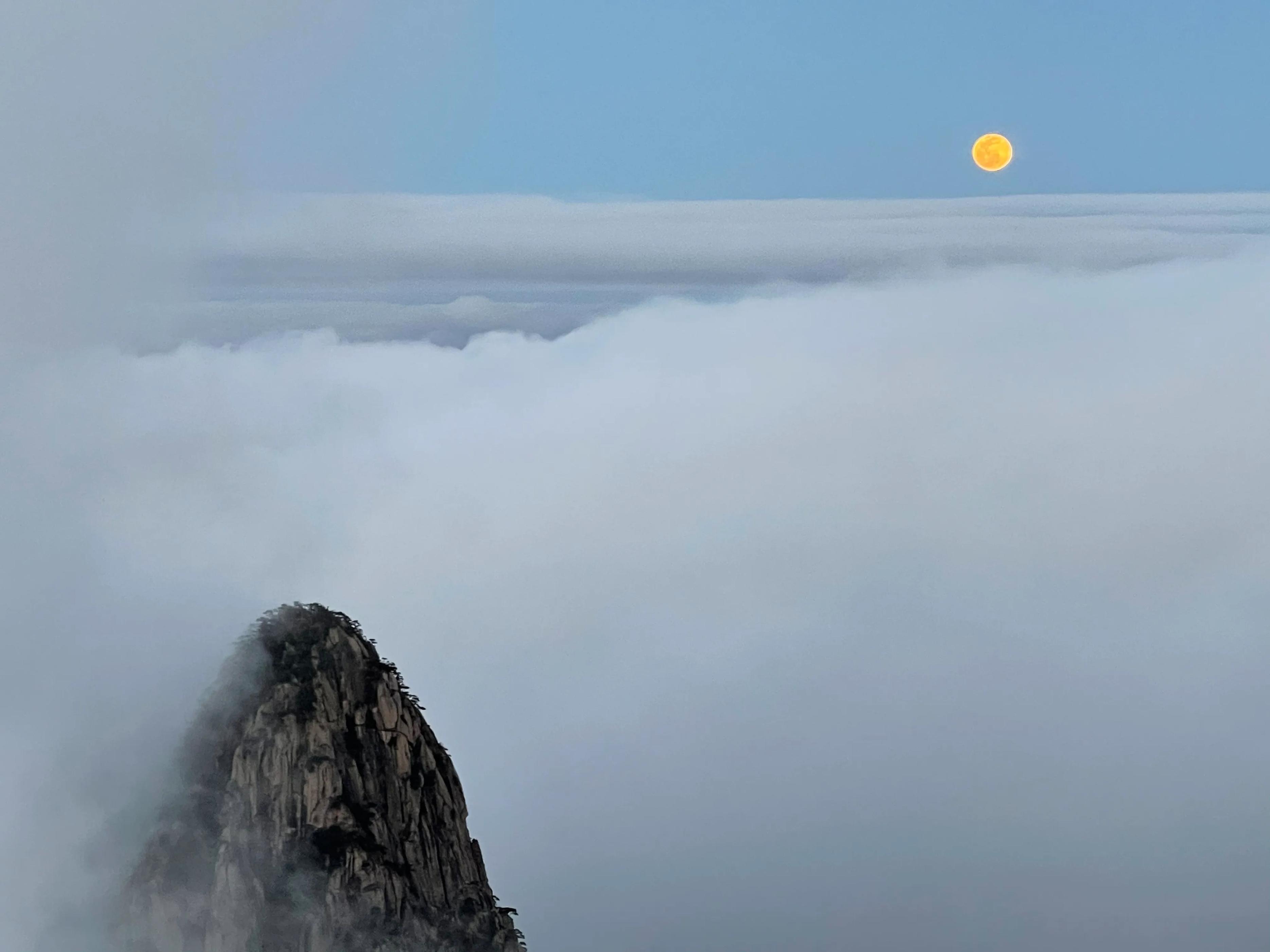 How charming is Mount Huangshan, known by the world as "Wonderland on ...
