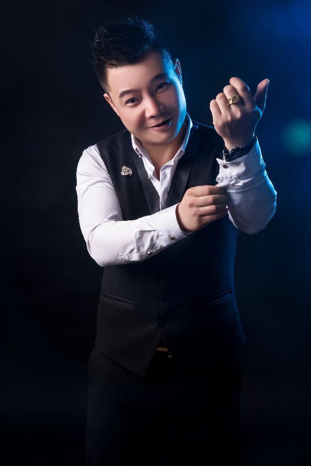 Chinese singer Ni Hong's new song [Crying to stay is worse than ...