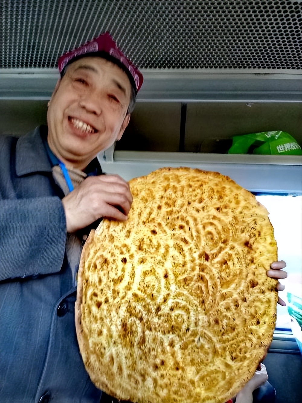 There is such a big naan in Kuqa, Xinjiang? 5 yuan a piece! The boss ...
