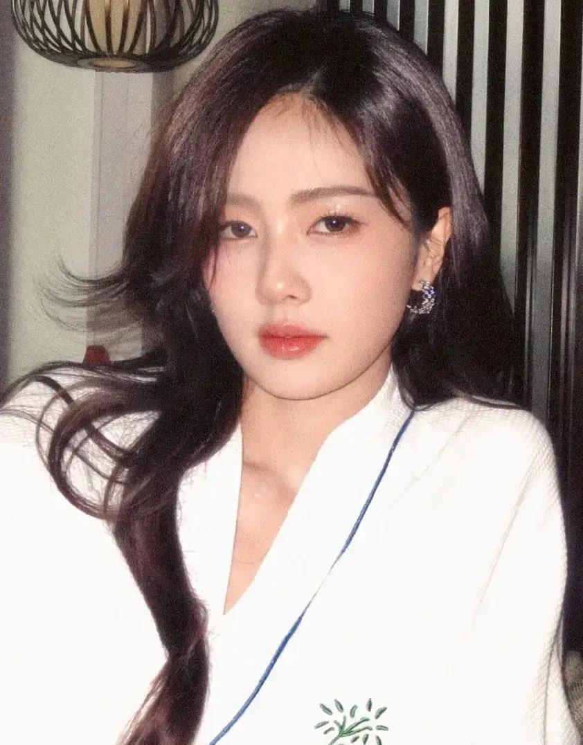 Bai Lu shows off her good figure, with snow-white skin and a super good ...