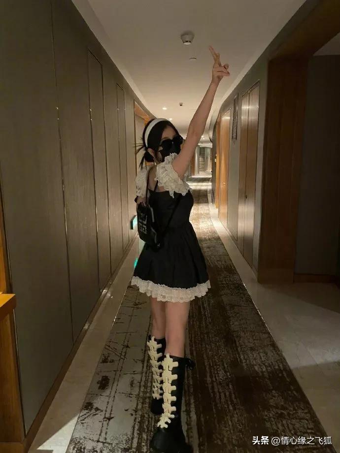 Yu Shuxin shares Changsha stock photos wearing a loose sweater and ...