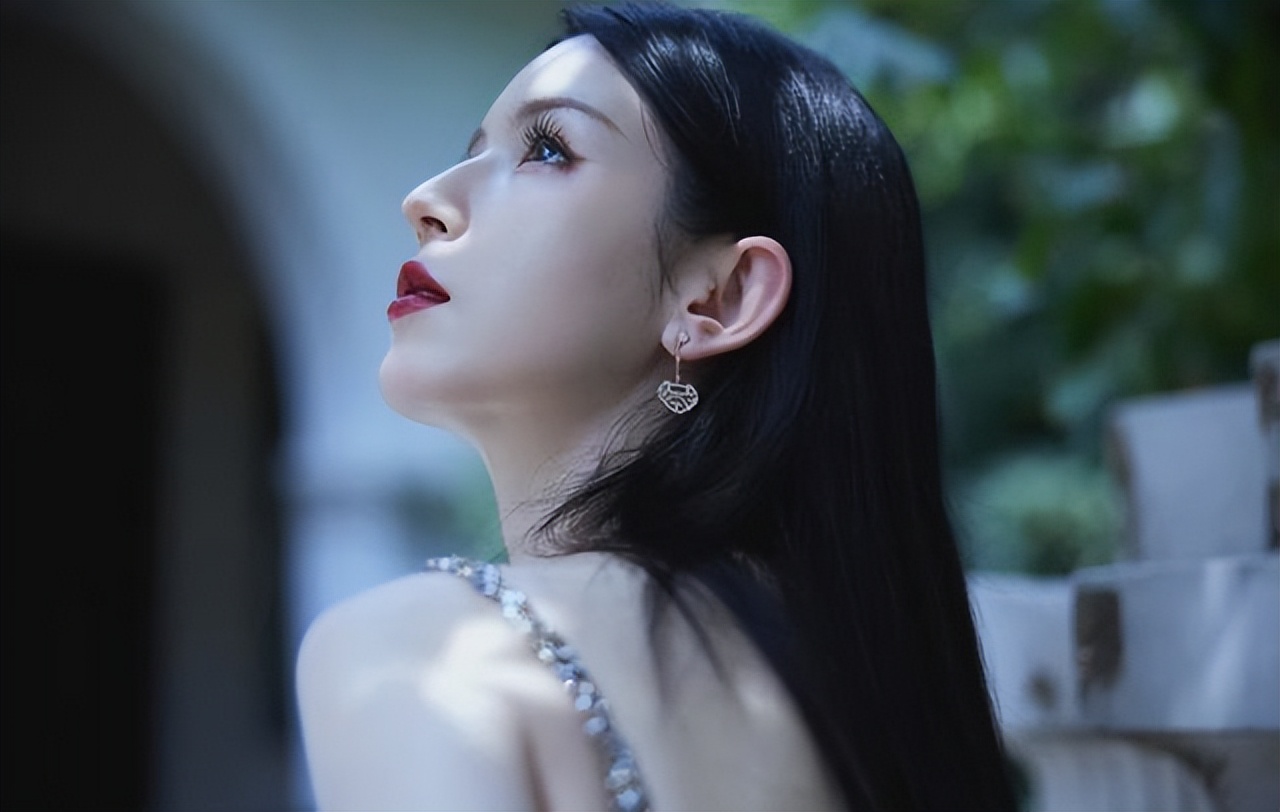 Hanikzi's latest black suspender skirt blockbuster, red lips and black ...