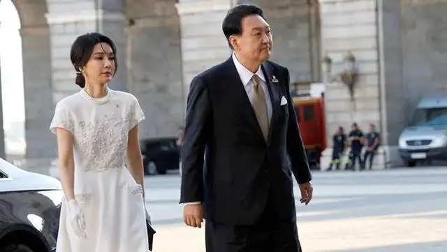 Why did Yin Xiyue and his wife wish the Korean people the Mid-Autumn ...