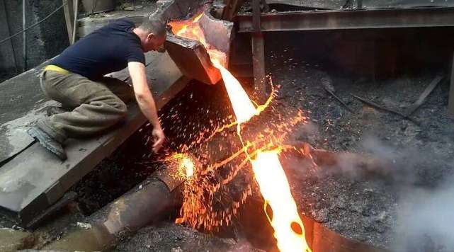 Why don't we get hurt when we touch lava with our hands?An experiment ...
