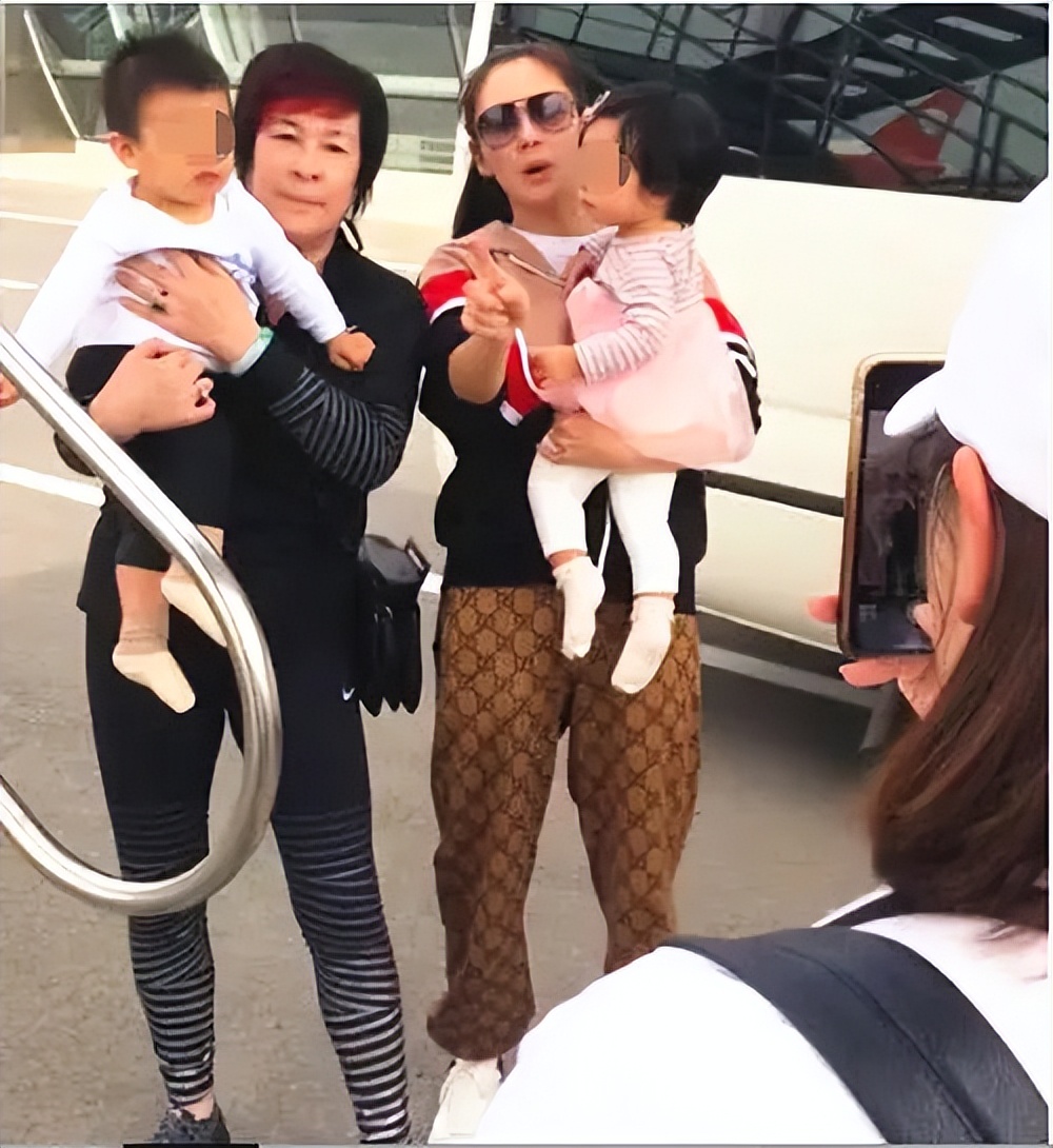 Zhang Yuqi took the twins to dinner, took care of the two babies after ...