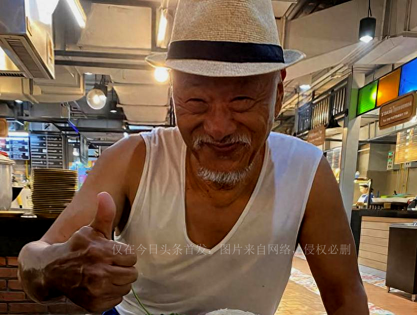 Ling Feng returned to Beijing after ten years, smiling and waving with many emotions, but he had ...