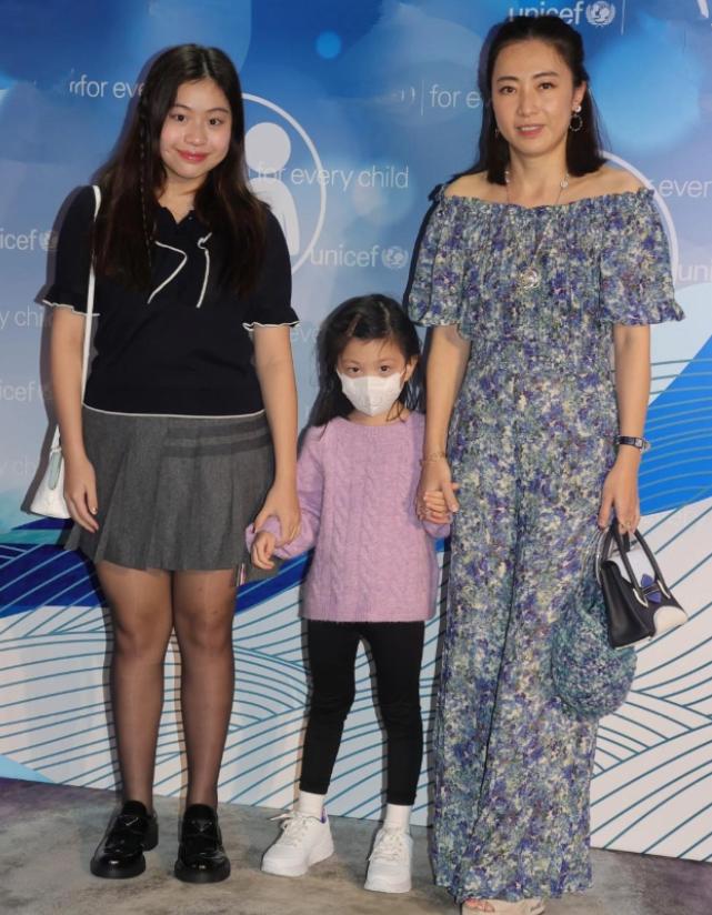 Guo Jingjing's temperament is much different than that of the same stage, one is like a noble ...