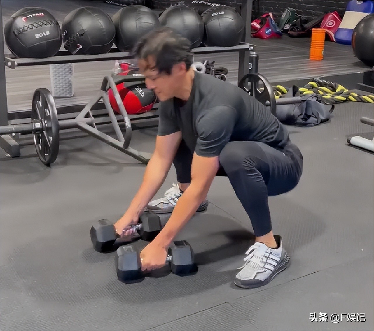 Wu Yanzu is actively exercising in the gym to show off his strong ...