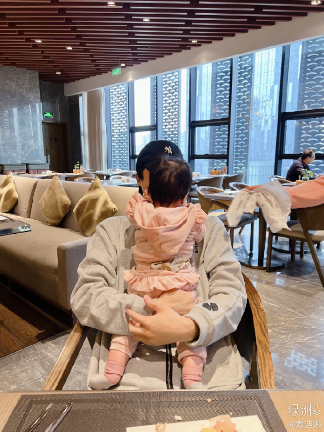 The Medina family went out to eat, Jiang Chao held his four-month-old ...