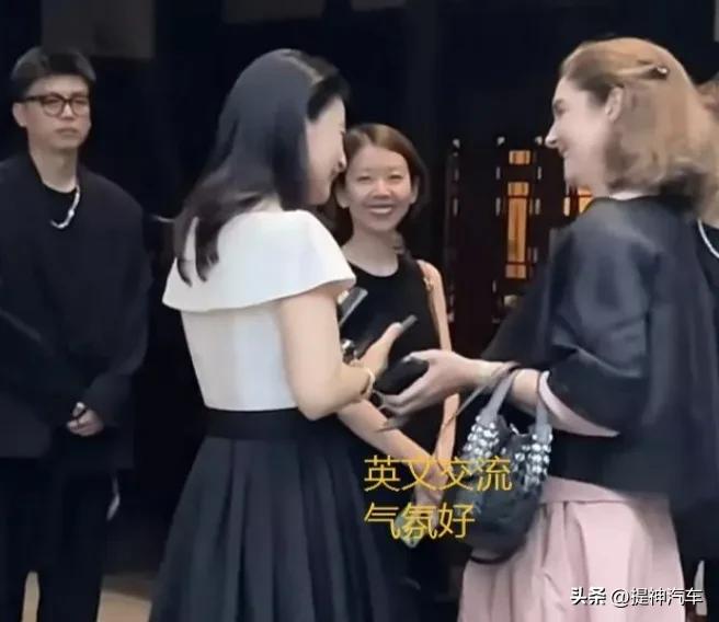 Guo Jingjing appeared at an event, wearing a black dress with a ...