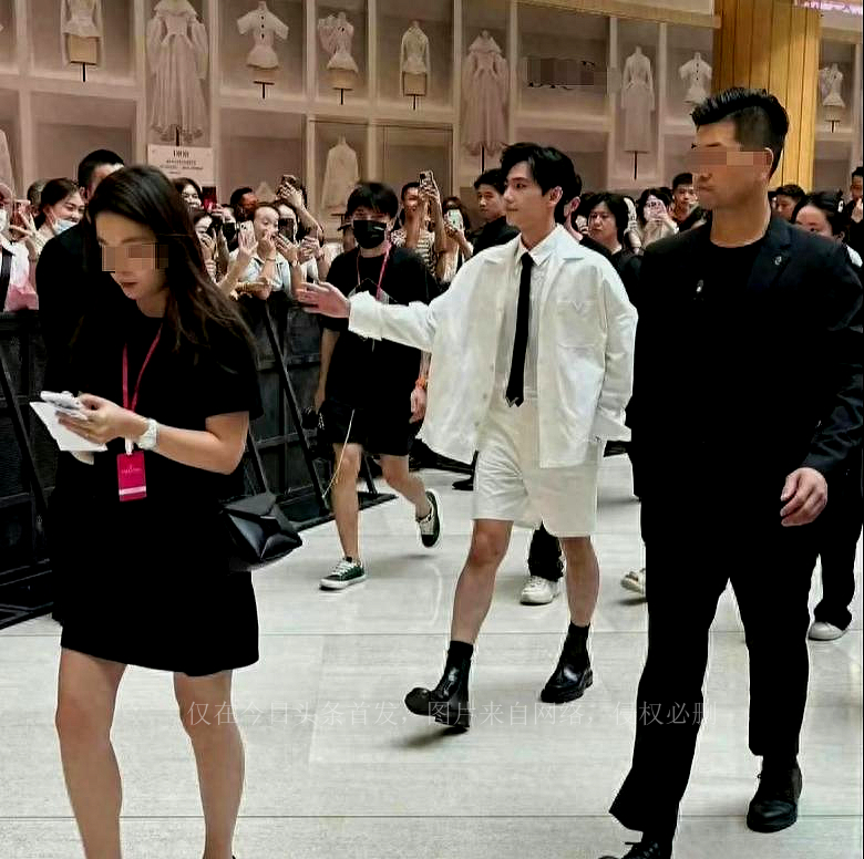 Yang Yang attended the dinner and his real height was revealed. He was ...