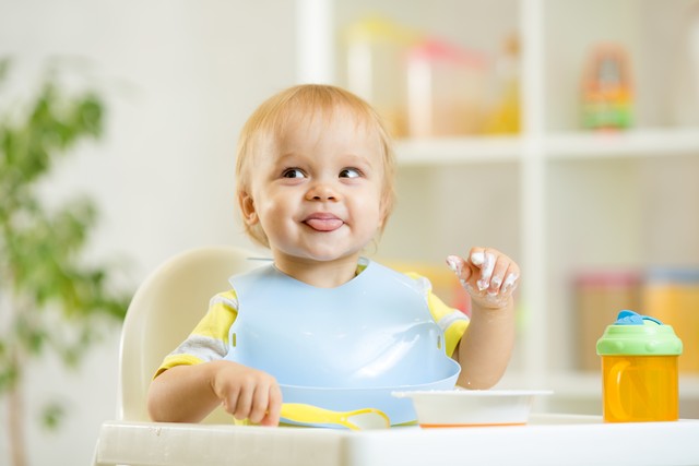 There are many benefits for babies to eat with their hands - iNEWS