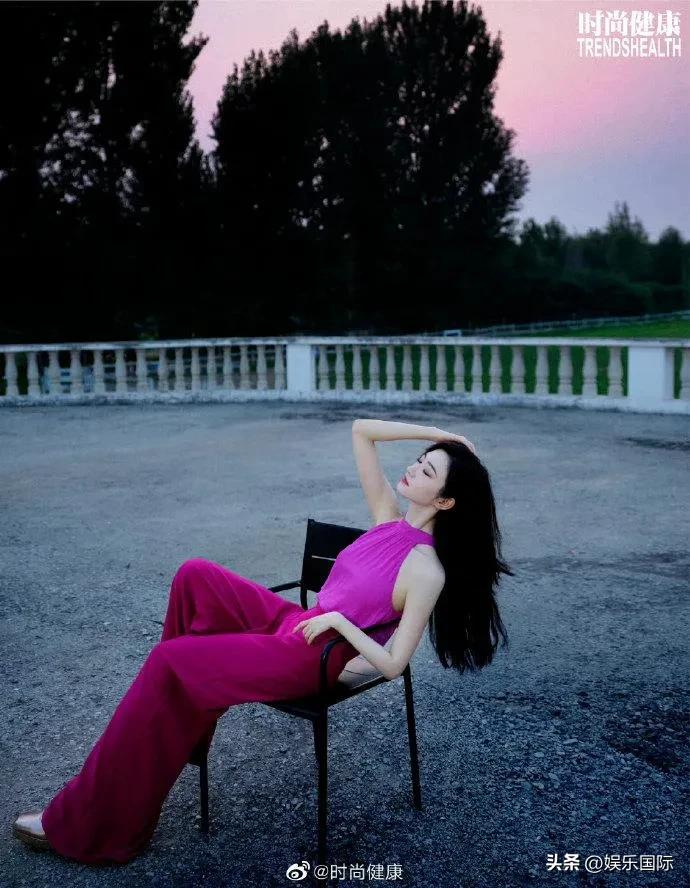 Jingtian's outdoor natural blockbuster released wearing a pure black suit makes the skin whiter ...