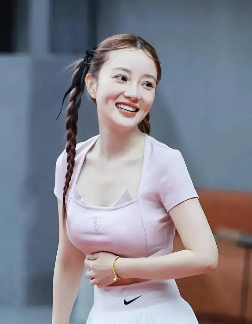 A netizen ran into Li Xiaolu on the street, squatting on the side of the road to tease the ...