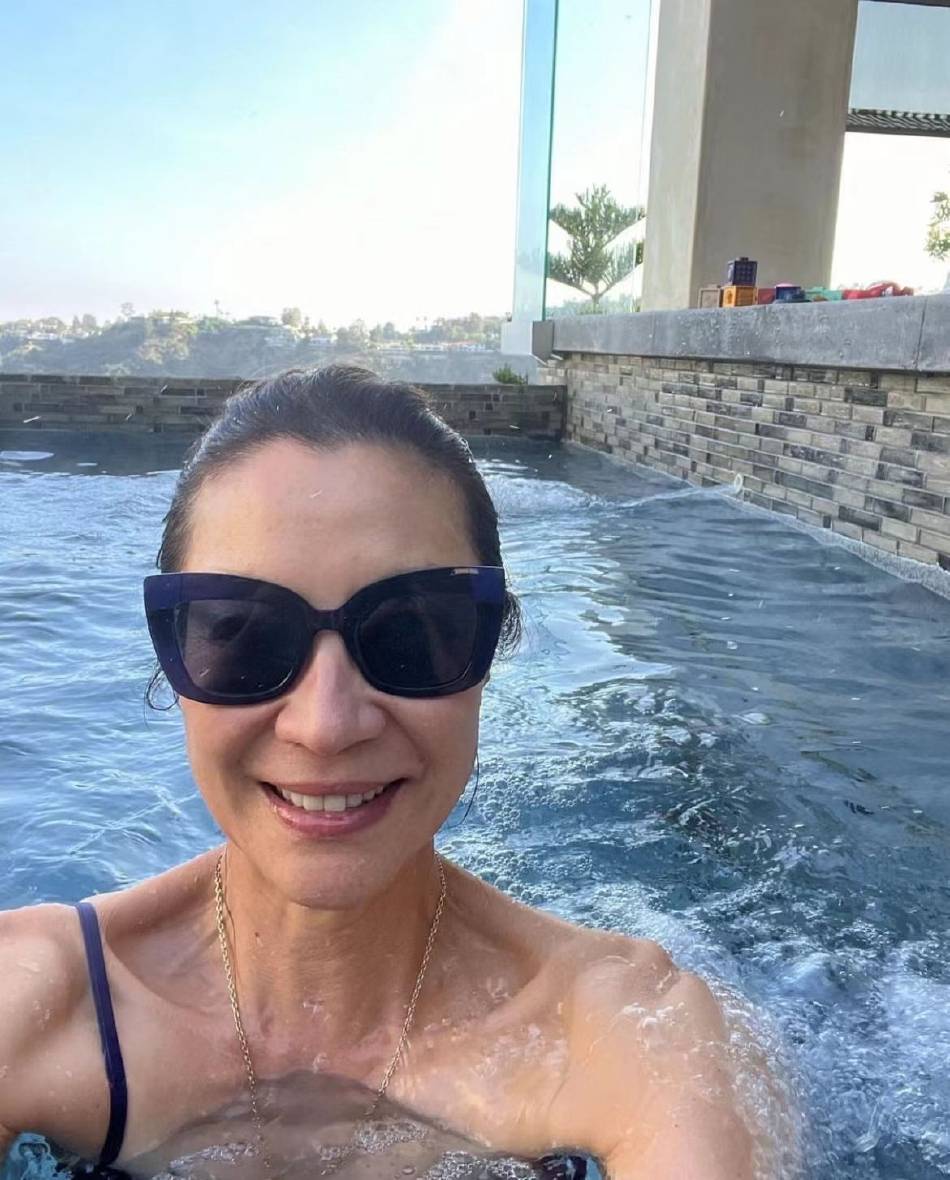 Michelle Yeoh appeared in the mountain view mansion and had a good time ...