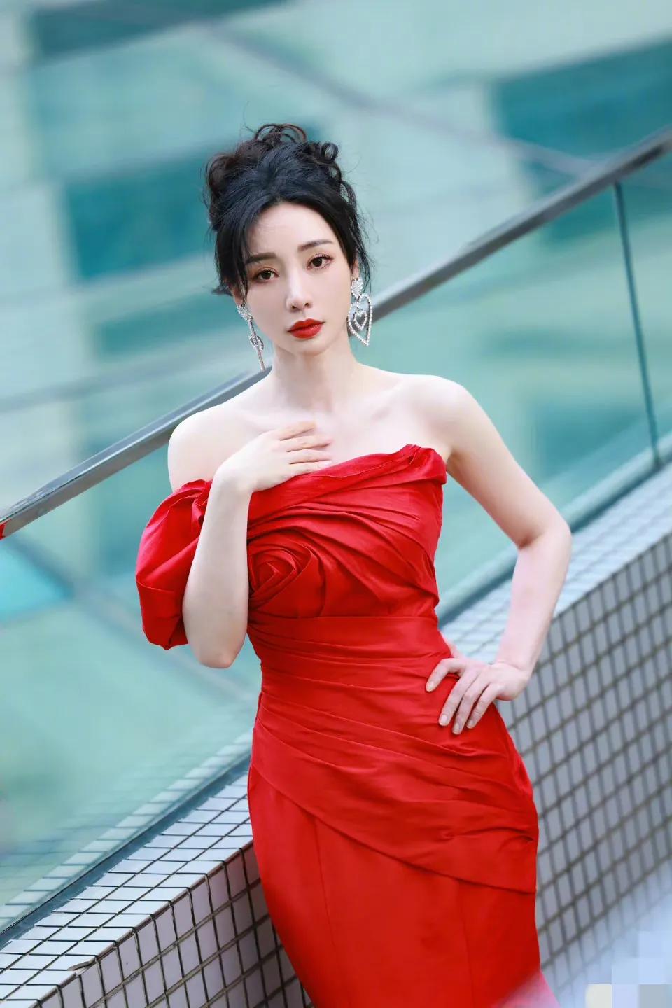Liu Yan: A woman who seems to be charming and has a lot of scandals ...