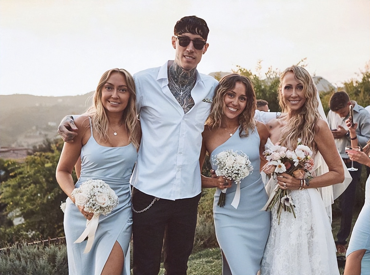 "Prison Break" actor marries Miley's mom! Miley smiles brightly as ...